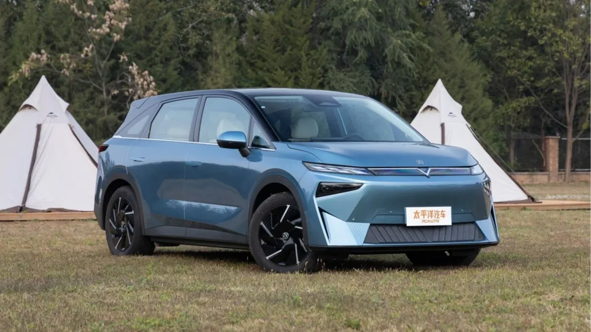 В России появился новый кроссовер размером с Toyota RAV4. У Venucia VX6 от Dongfeng Nissan ...